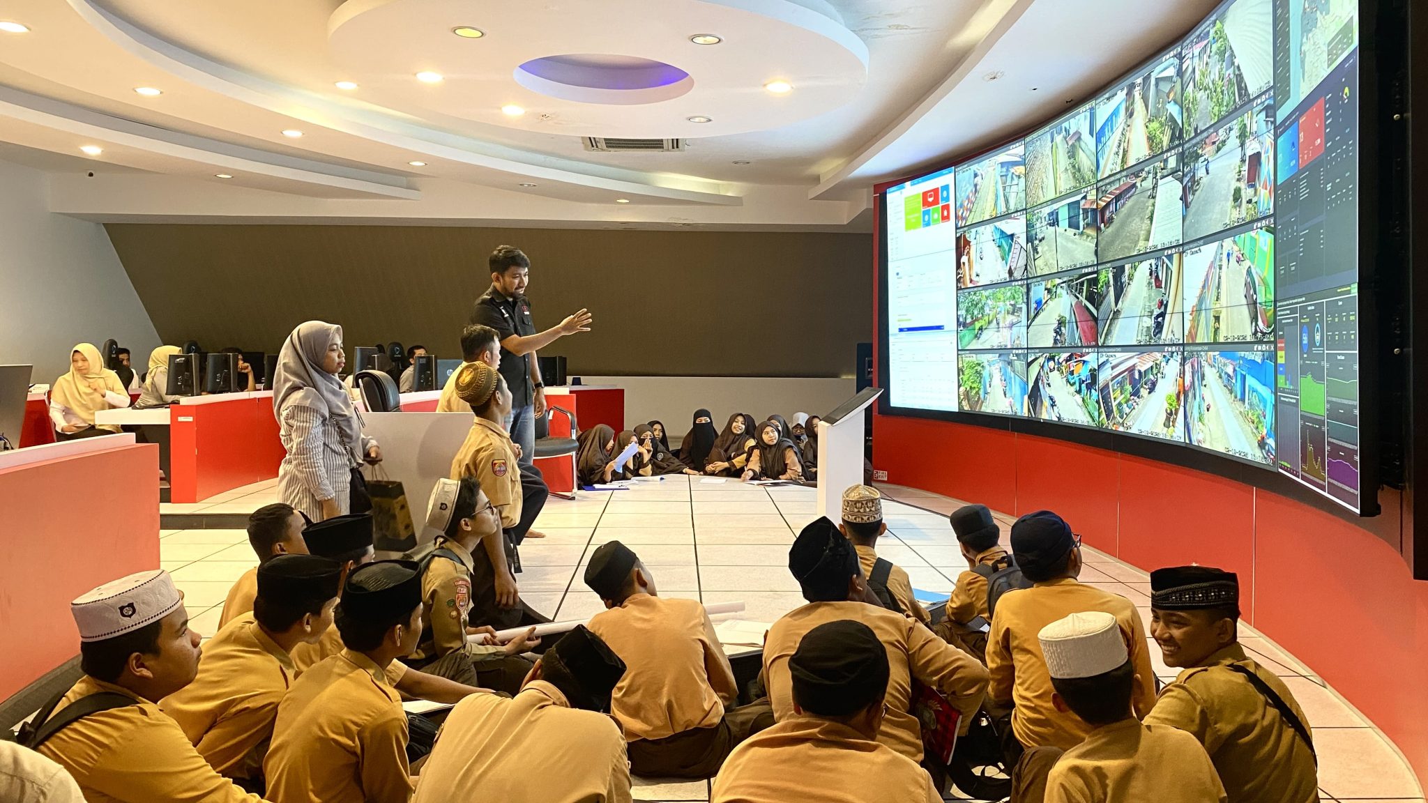 Siswa SMP Ar-Raafi Eksplorasi Dunia Digital di War Room Kota Makassar ... Siswa SMP Ar-Raafi Eksplorasi Dunia Digital di War Room Kota Makassar ...